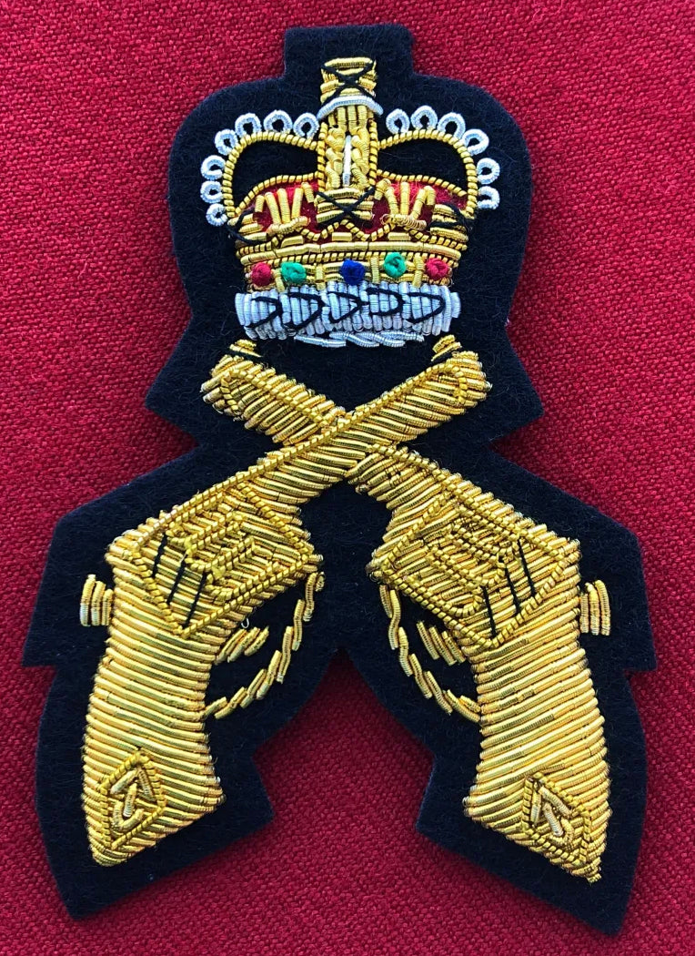 Badge/Insigne - Crossed Revolvers & Crown/revolvers croisés avec couro ...